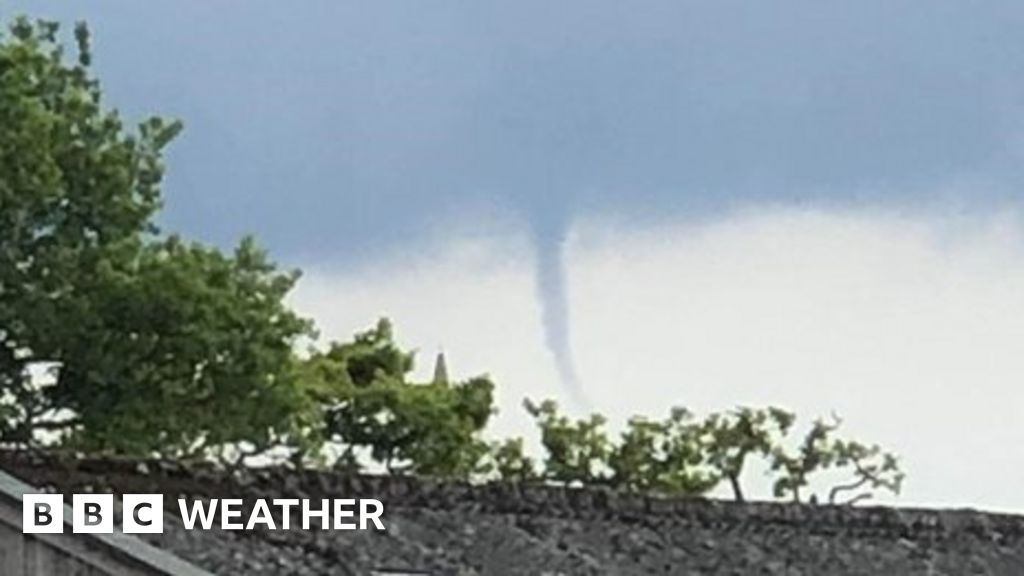Funnel clouds spotted by Weather Watchers - BBC Weather