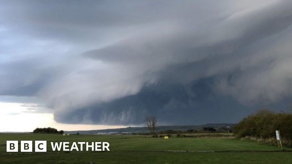Rare and menacing clouds spotted across the UK - BBC Weather