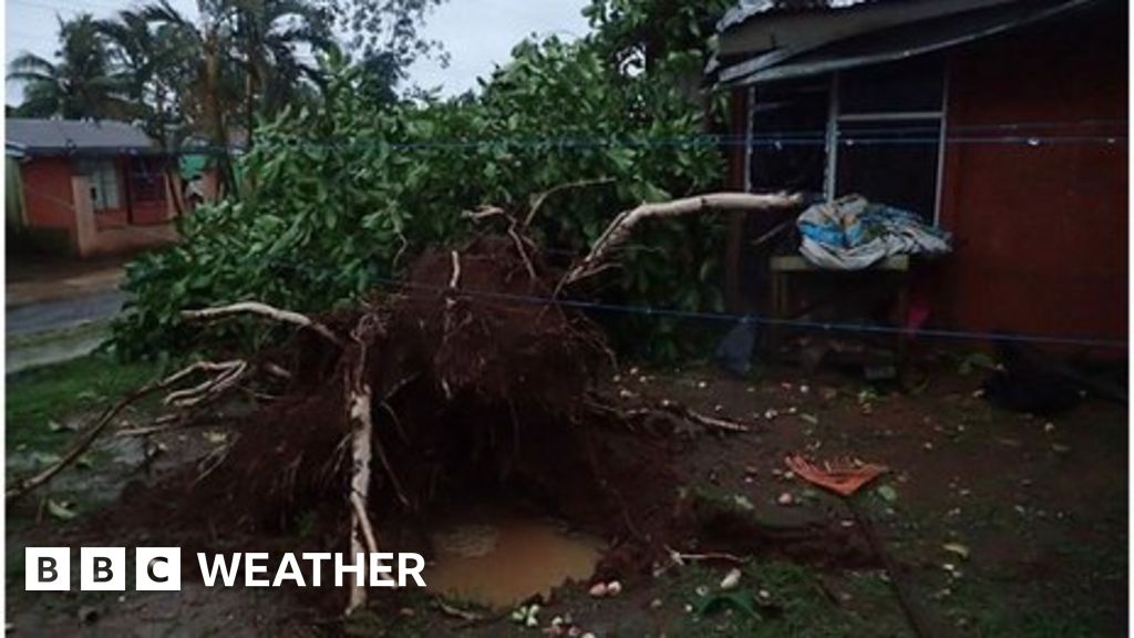Hurricane Otto crosses into Pacific - BBC Weather