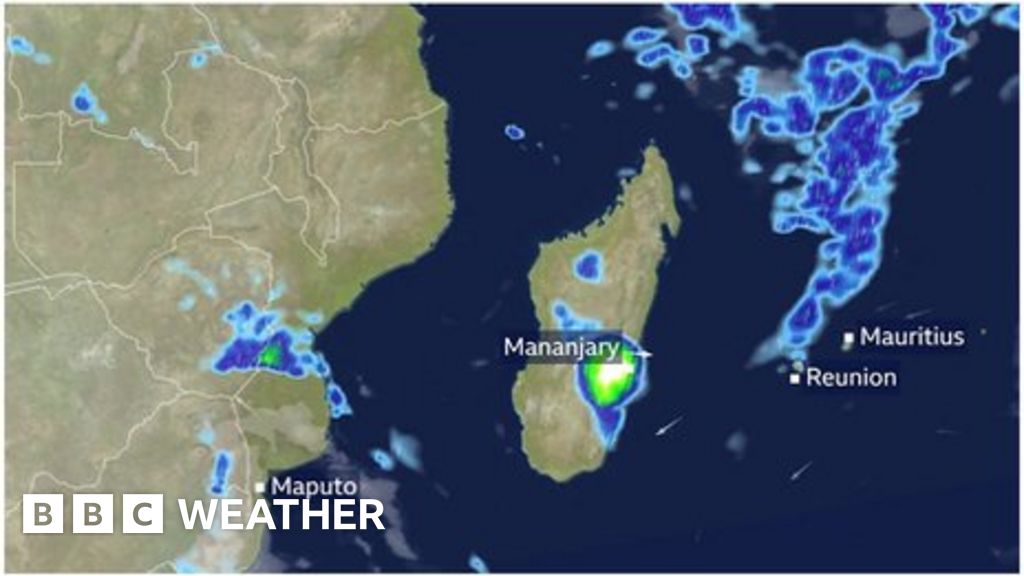 Cyclone Freddy moves in on Madagascar - BBC Weather