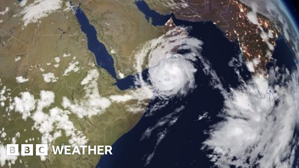 Powerful cyclone heads towards Oman - BBC Weather