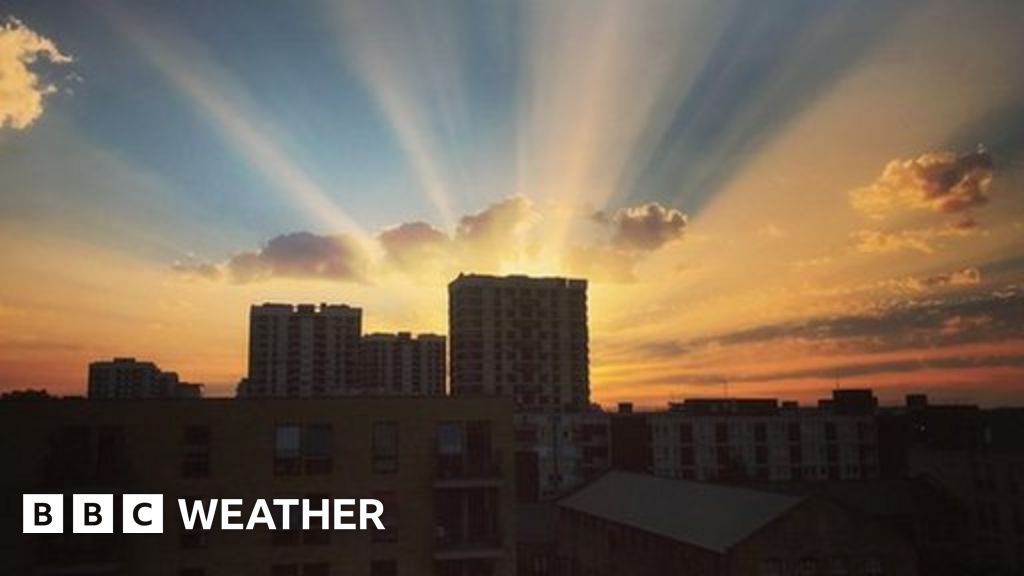Stunning crepuscular sunset rays - BBC Weather
