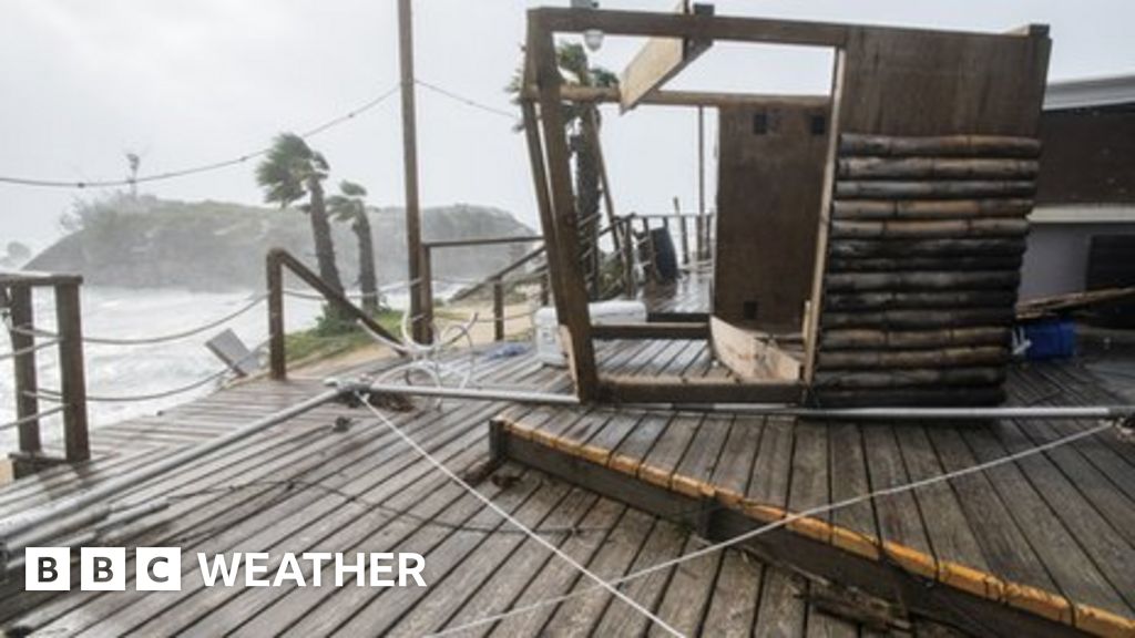 Bermuda cleans up after hurricane - BBC Weather