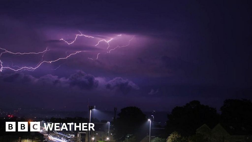 Spectacular storms light up night sky - BBC Weather