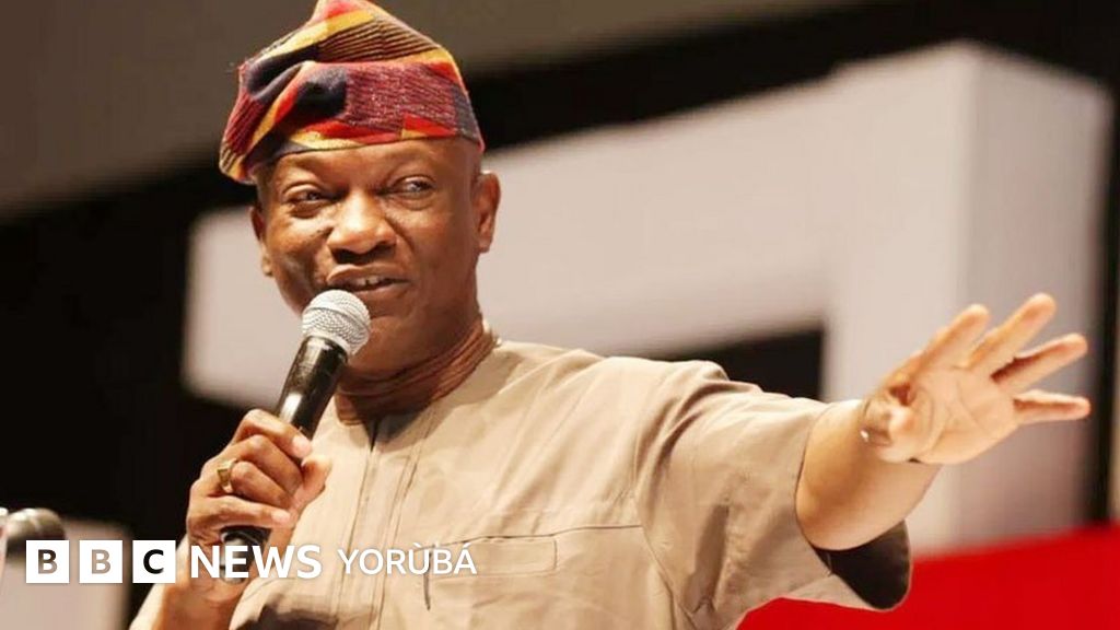 Jimi Agbaje fẹ̀sí lóri awuyewuye pé ó fí ẹgbẹ́ PDP silẹ̀ - BBC News Yorùbá