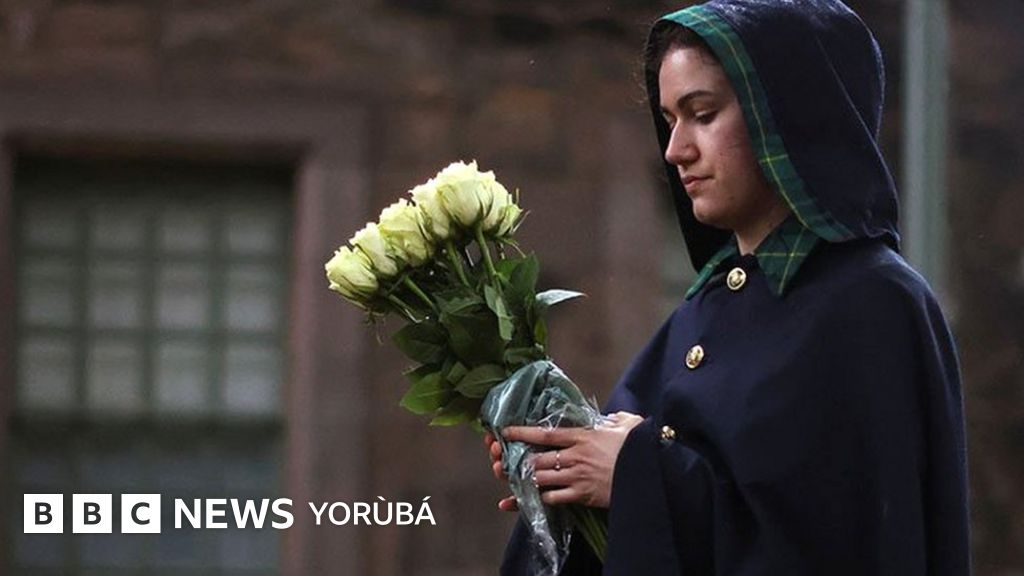 Queen Elizabeth II: Àwòrán rèé lórí bí àwọn èèyàn ṣé ń dárò nílẹ̀ UK ...