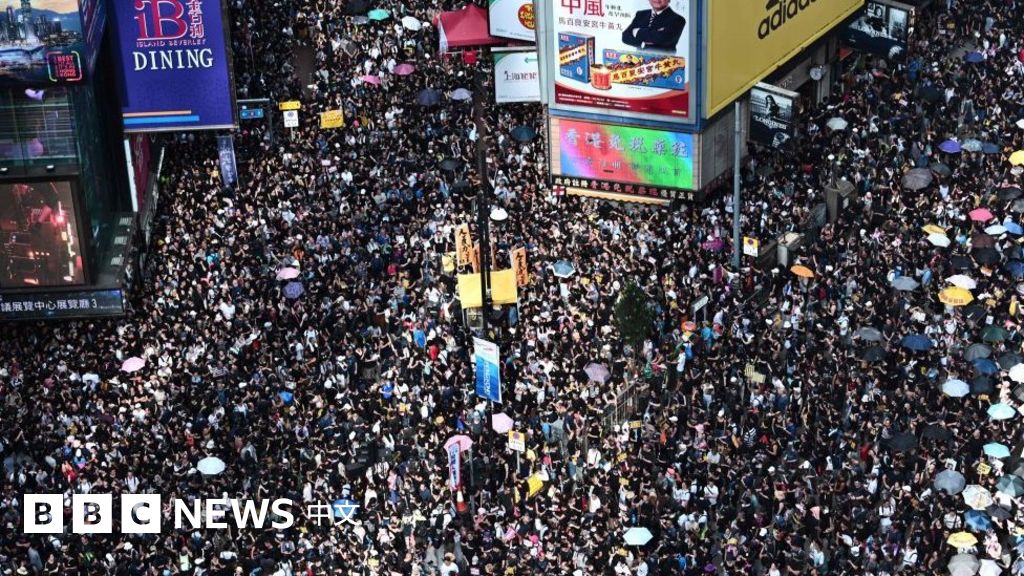“反送中”7.21抗议：黑衣抗议者涂鸦中联办 元朗白衣人暴袭市民记者 - BBC News 中文