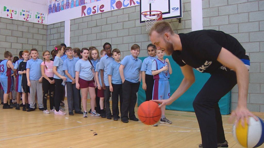 Basketball: Glasgow Rocks reach out as role models for kids - BBC Sport