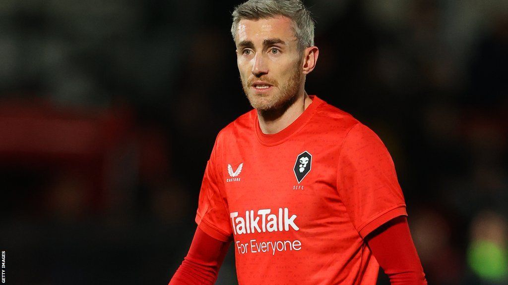 Matty Lund: Salford City midfielder signs new one-year deal - BBC Sport