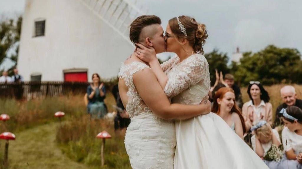 Priodas Pum Mil: Beth mae'r cyplau'n ei wneud nawr? - BBC Cymru Fyw