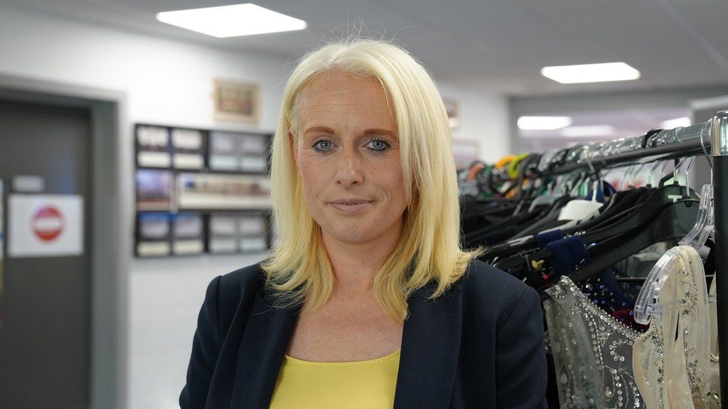 Costau byw: Galw ar ysgolion i sicrhau proms 'cynhwysol' - BBC Cymru Fyw