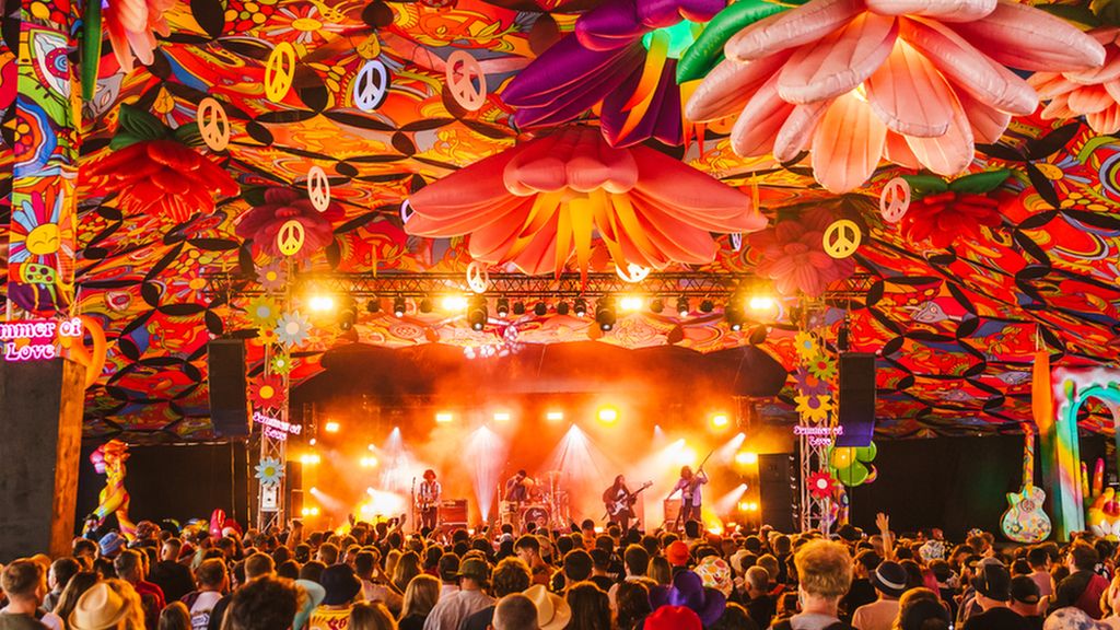 Kendal Calling: Cleethorpes band Revivalry make main-stage debut - BBC News