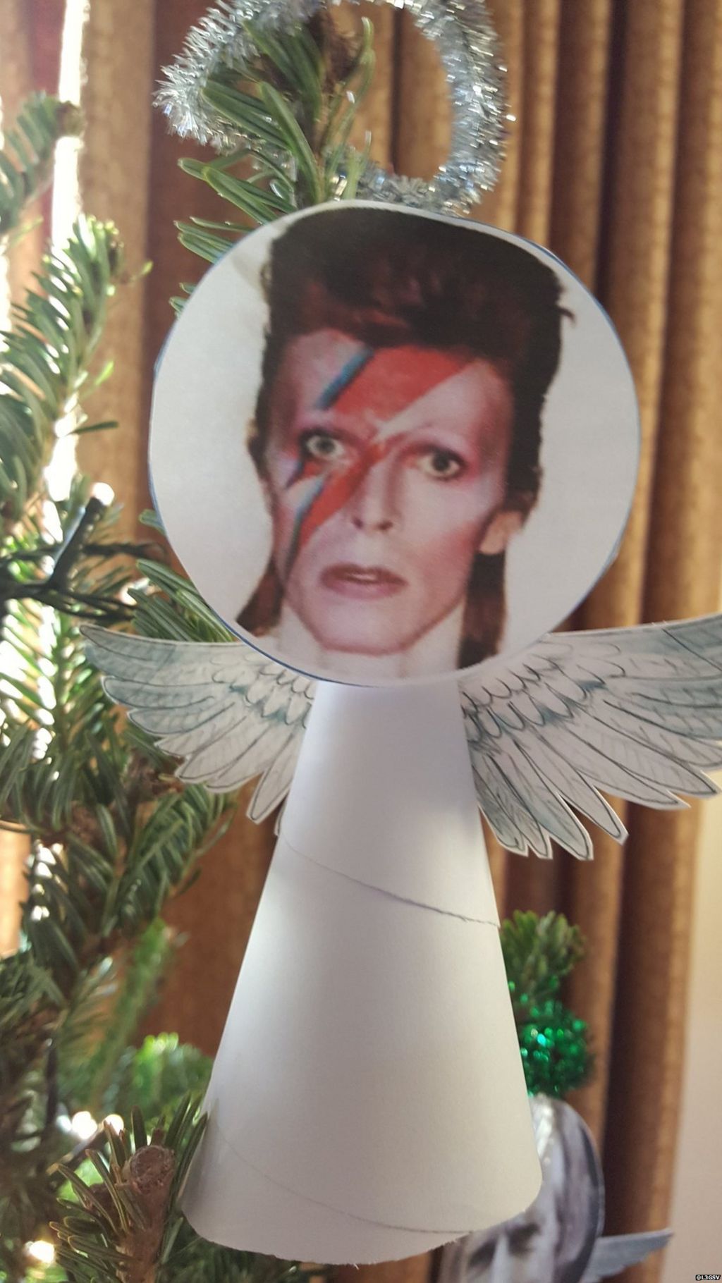 A woman's Christmas tree pays tribute to the stars we've said goodbye ...
