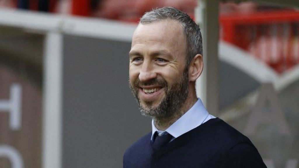 Shaun Derry: Cambridge United boss reads radio sports bulletin - BBC Sport