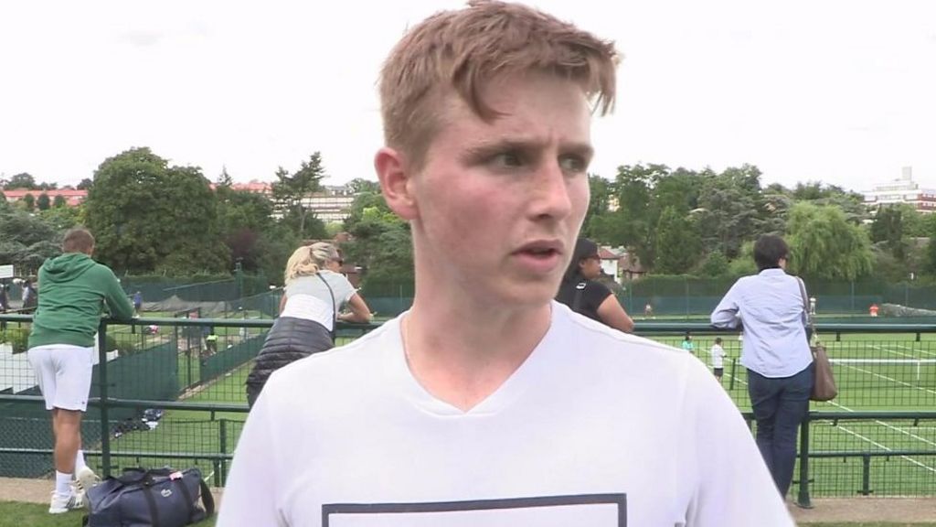 Scottish teen Aidan McHugh warms-up with Andy Murray - BBC Sport