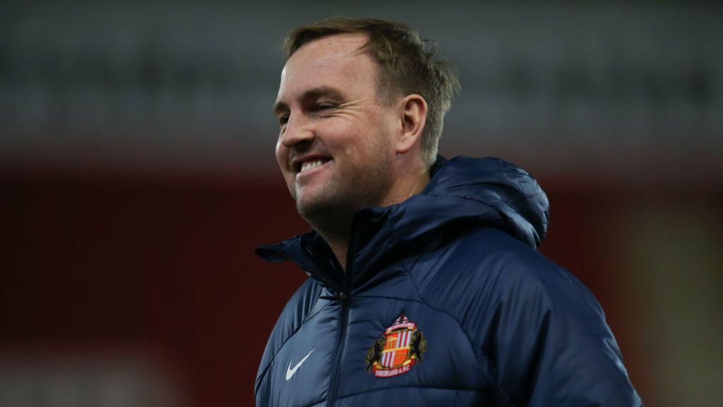 Sunderland: Mike Dodds welcomes Anthony Hayes to coaching staff - BBC