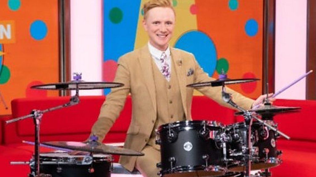 Children in Need: Weatherman's 24hr Drumathon smashes record - BBC News