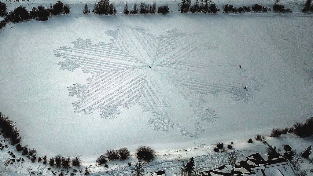 Snowshoe artist Simon Beck's vast snow art in Colorado - BBC News
