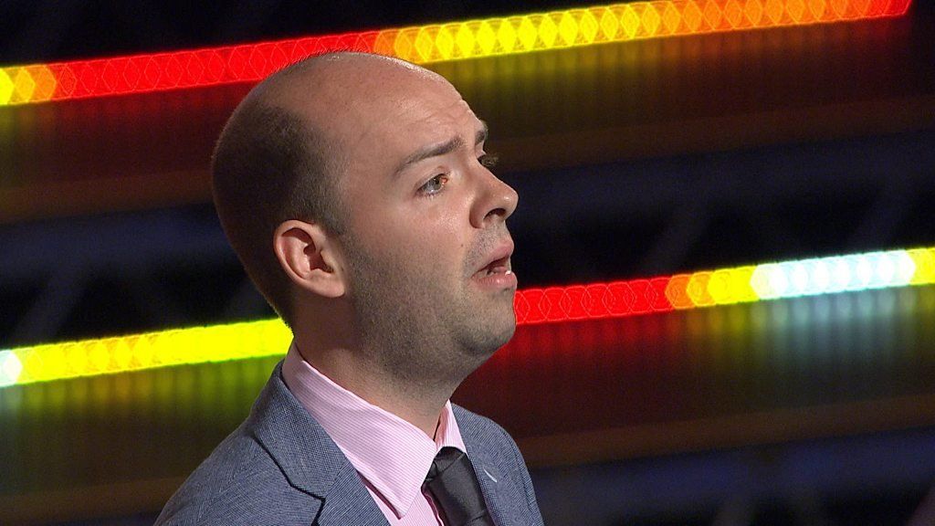 Symud perfformiad Dafydd Iwan o'r maes i'r pafiliwn - BBC Cymru Fyw