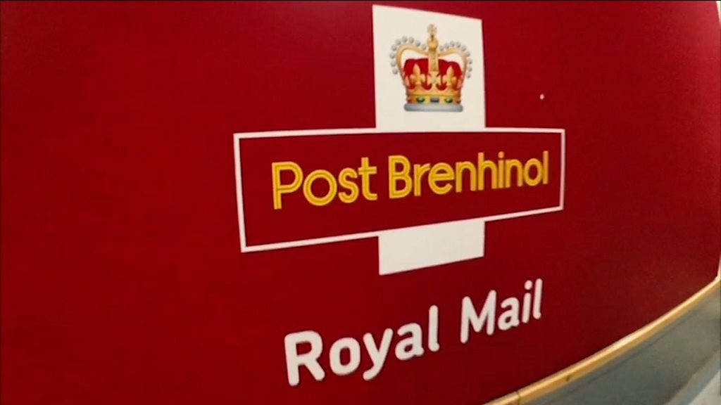 Royal Mail: Busiest day of year at Cardiff delivery centre - BBC News