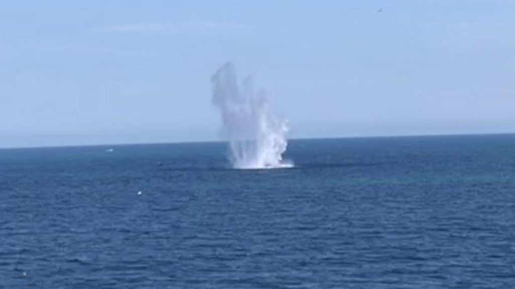 Teignmouth evacuated over WW2 bomb find - BBC News