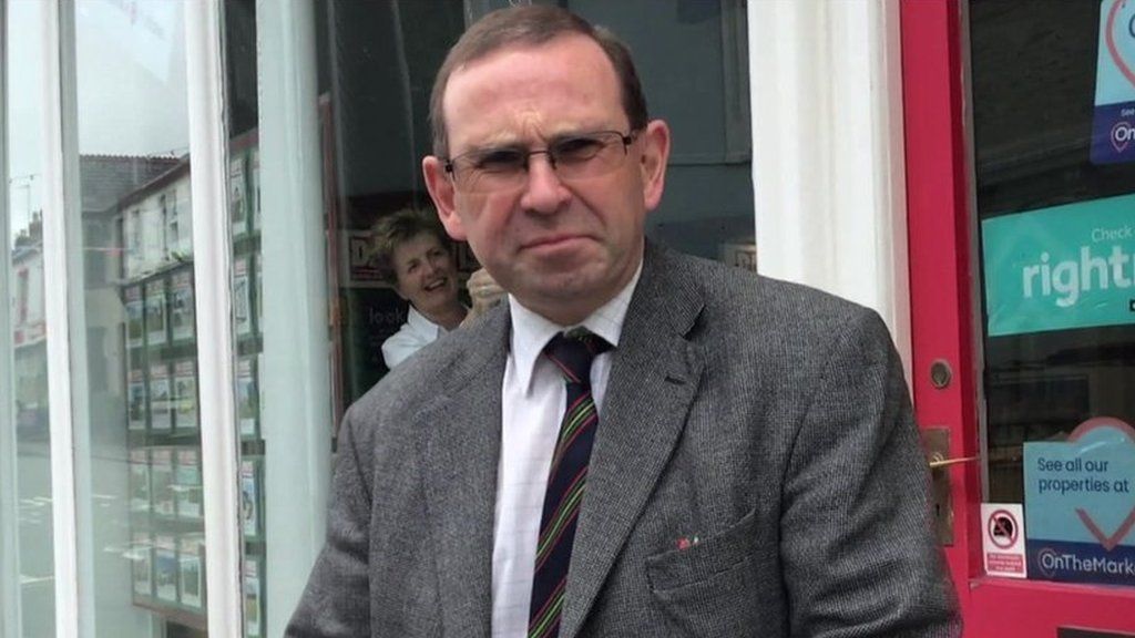 Beth ydy barn y cyhoedd am ymadawiad Boris Johnson? - BBC Cymru Fyw