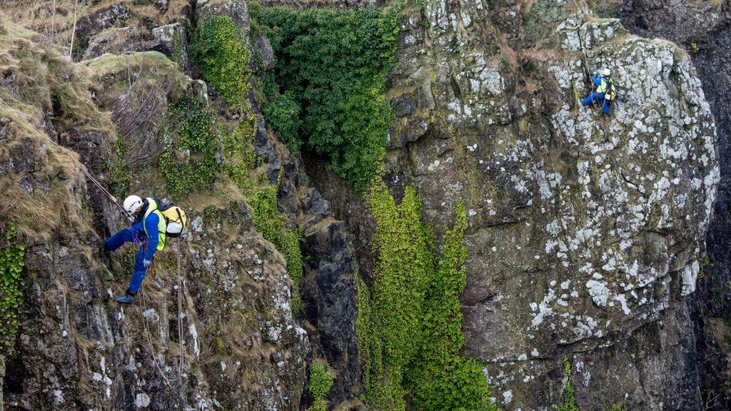 Cheddar Gorge abseiling team's 'extreme spring clean' - BBC News