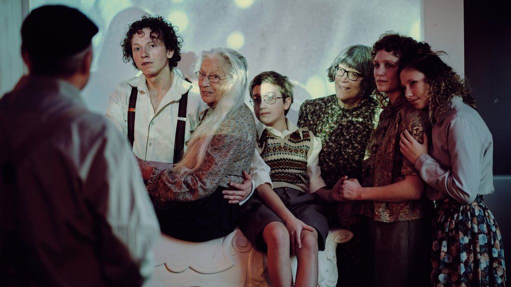 Fairground Reminiscence brings history of the fair to life - BBC News