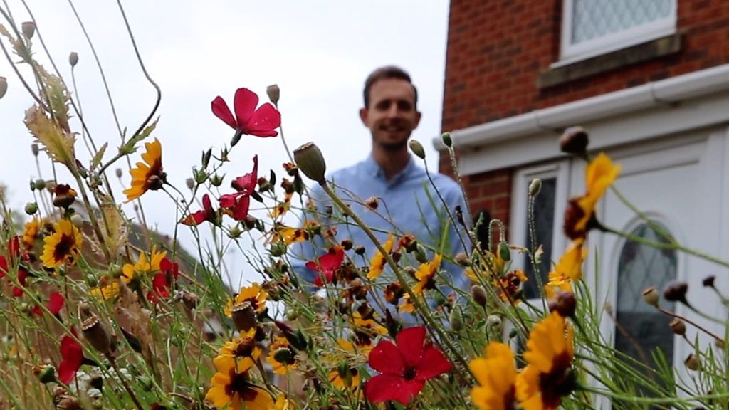 Iron Acton garden awarded after raising thousands for charity - BBC News