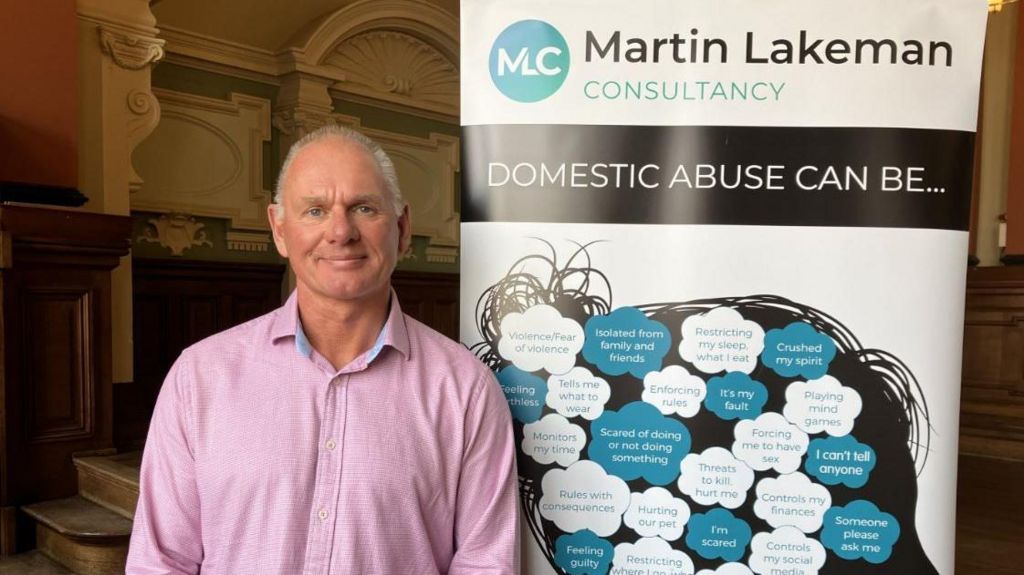 Hereford hairdressers trained to spot domestic abuse signs - BBC News