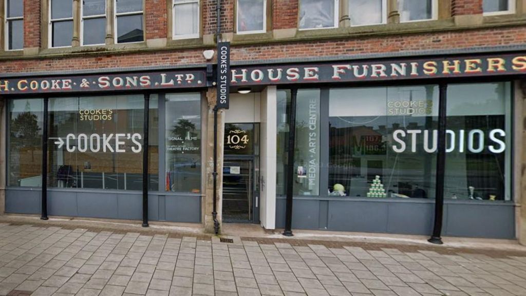 Barrow poets helped by former boxing champion - BBC News