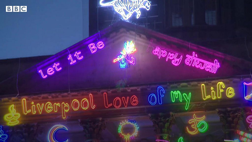 Liverpool sign: Giant 'selfie spot' artwork unveiled in city centre ...