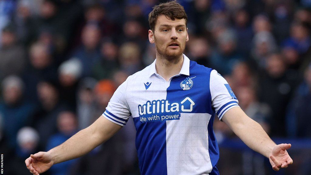 Chris Martin: Bristol Rovers extend striker's contract to summer - BBC ...