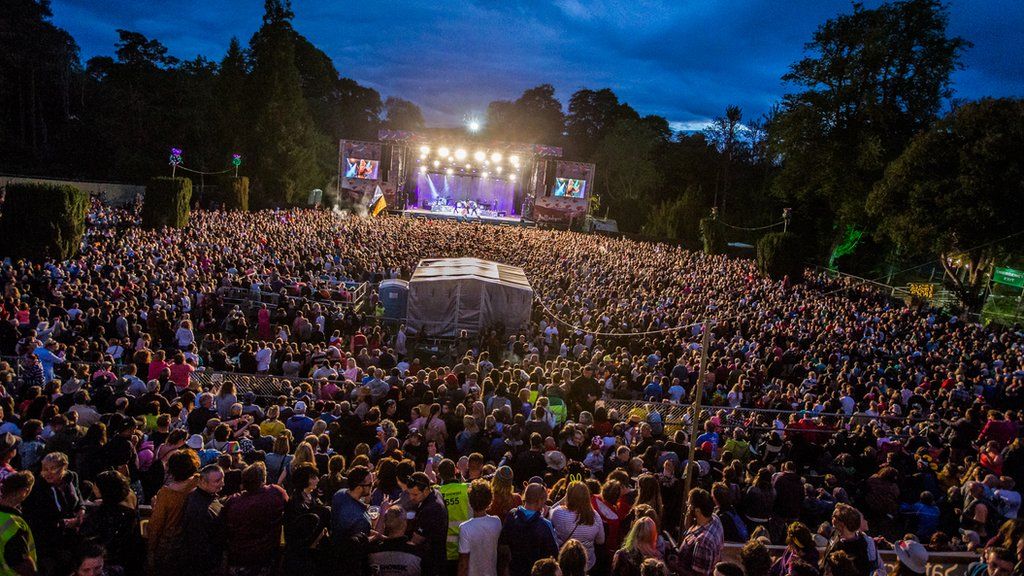 Heart beats: Music acts wow Belladrum crowds - BBC News