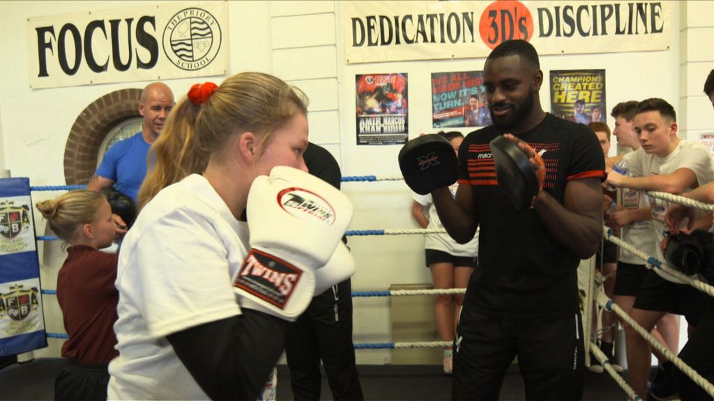 Crystal Palace: How boxing is helping fans into sport - BBC Sport
