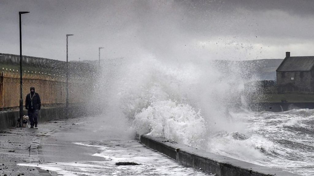 Storm Erik brings strong winds to UK this weekend - BBC Newsround