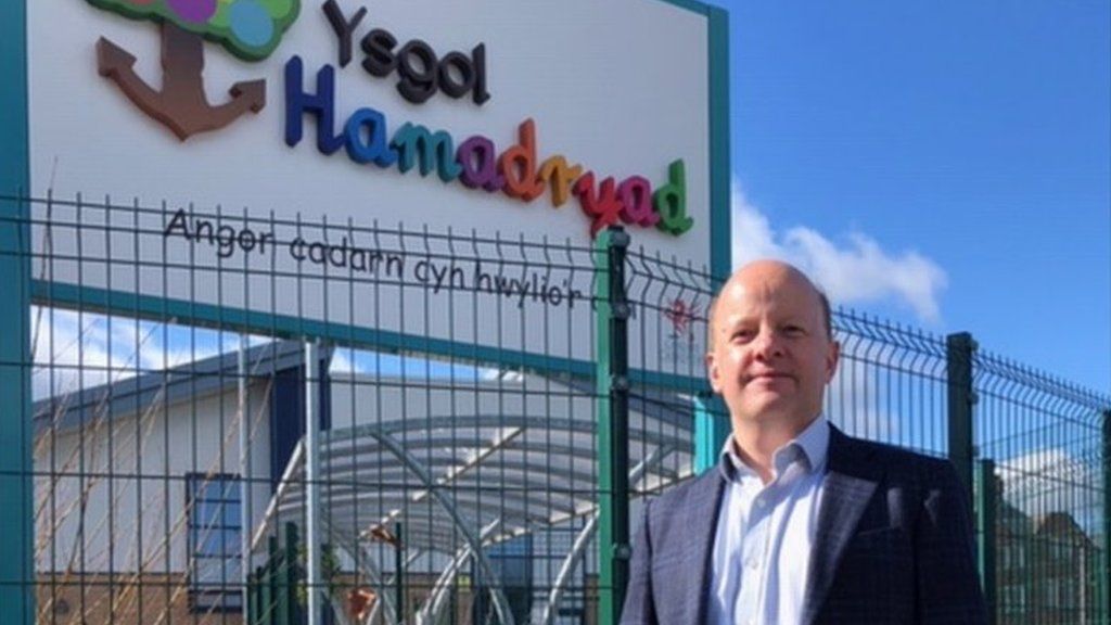 Galw am 'ail-ddiffinio tymhorau a diwrnodau ysgol' - BBC Cymru Fyw