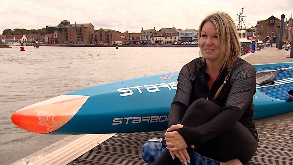 Bedfordshire NHS paramedic paddleboards across Channel - BBC News