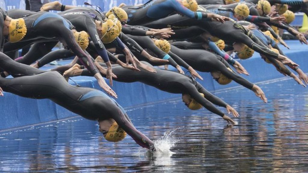 Watch: World Triathlon Leeds - finish line - BBC Sport