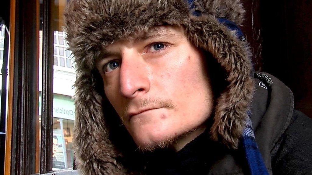 Canada's homeless piano player dies at 46 - BBC News
