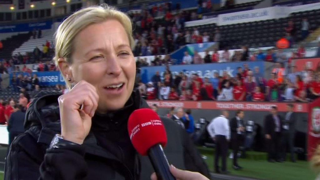 Wales football manager Jayne Ludlow gets university fellowship - BBC News