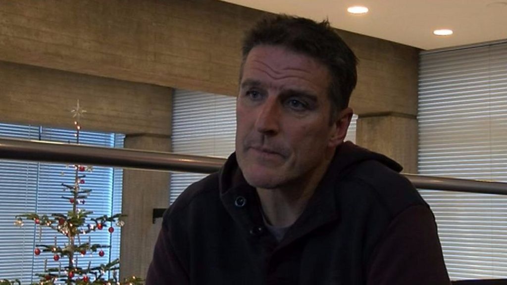 Ymateb Iolo Williams i lygredd Afon Teifi - BBC Cymru Fyw