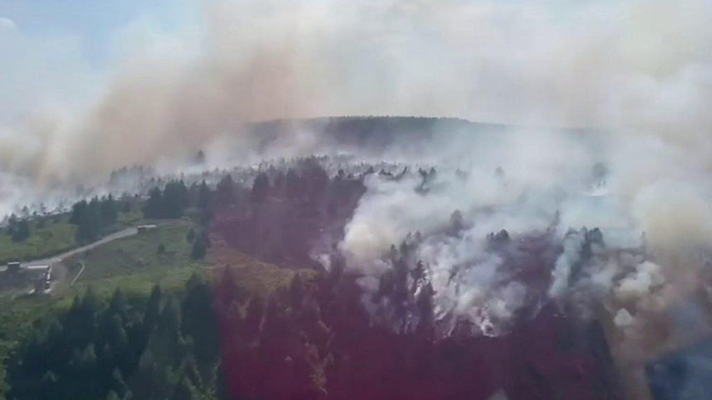 Tân ar dros 100 hectar o Fynydd y Rhigos - BBC Cymru Fyw