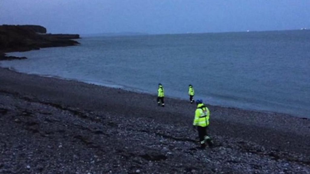 Chwilio am beilot awyren ar goll ger Ynys Môn - BBC Cymru Fyw