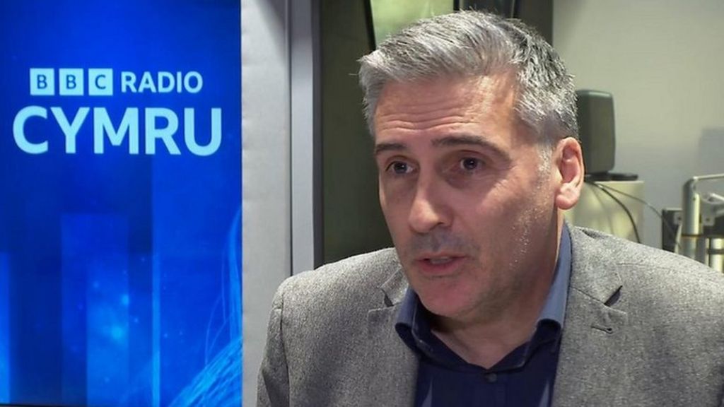 Radio Cymru: 'Ffigyrau'n siom, ond gwrando digidol yn codi' - BBC Cymru Fyw