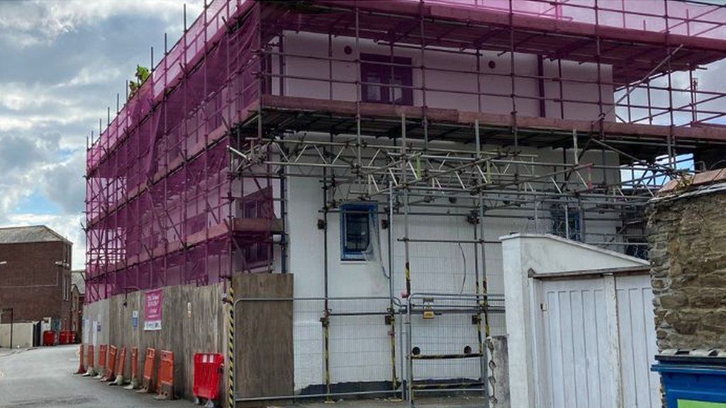 Homelessness exhibition in Cornwall aims to break down stigmas - BBC News