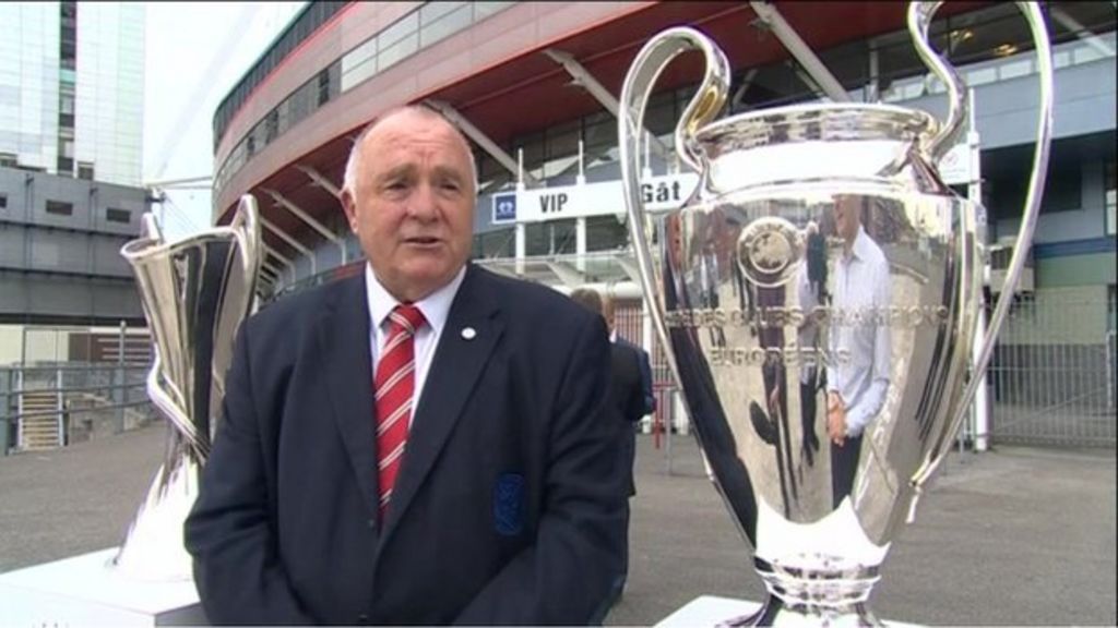 Trefor Lloyd-Hughes yn croesawu'r cwpan i Gaerdydd - BBC Cymru Fyw
