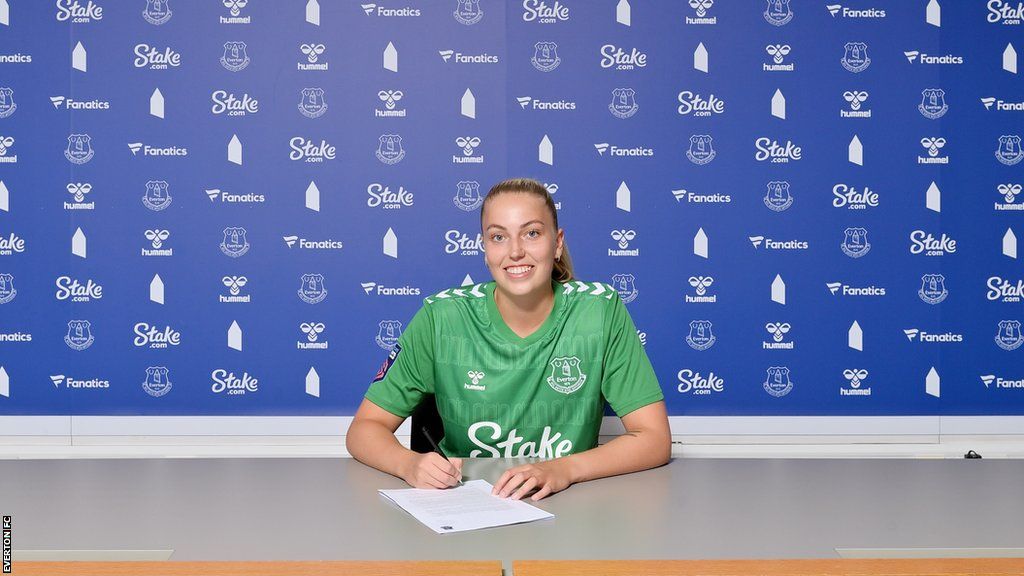 Everton sign former Man Utd goalkeeper Emily Ramsey - BBC Sport