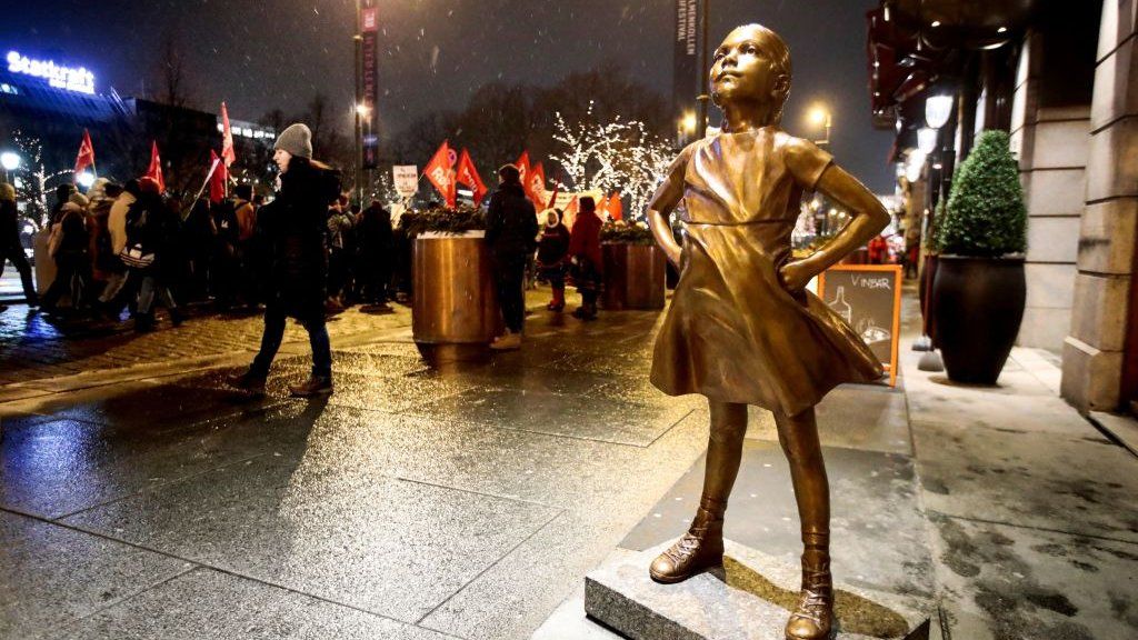 Fearless Girl statue appears in London - BBC Newsround