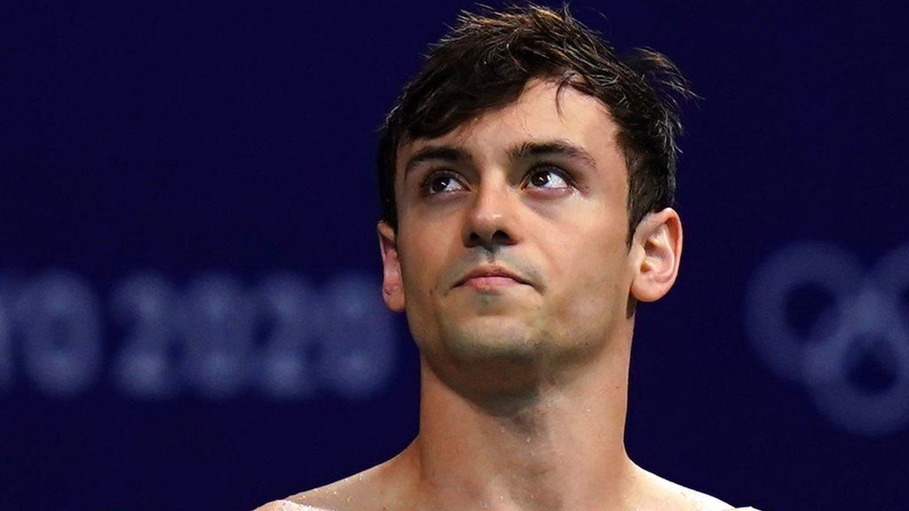 Tom Daley completes 4-day homecoming challenge for Comic Relief - BBC News